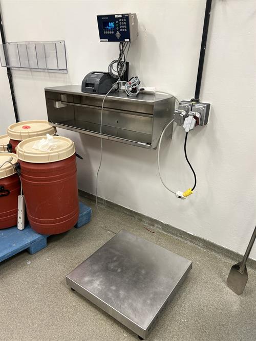 Mettler Toledo model IND560 24" long x 24" wide stainless steel floor ...